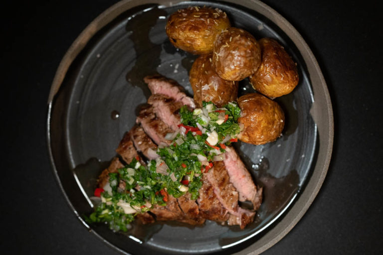 Recept: Flankstek med chimichurri och rostad potatis - Skitgott