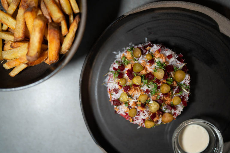 Recept: Råbiff med cornichons, rödbeta, rostad lök, parmesan och krasse ...